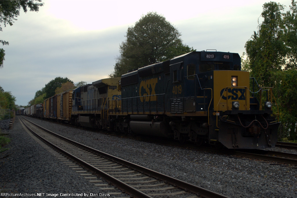 CSX SD40-3 4019 leads SP18